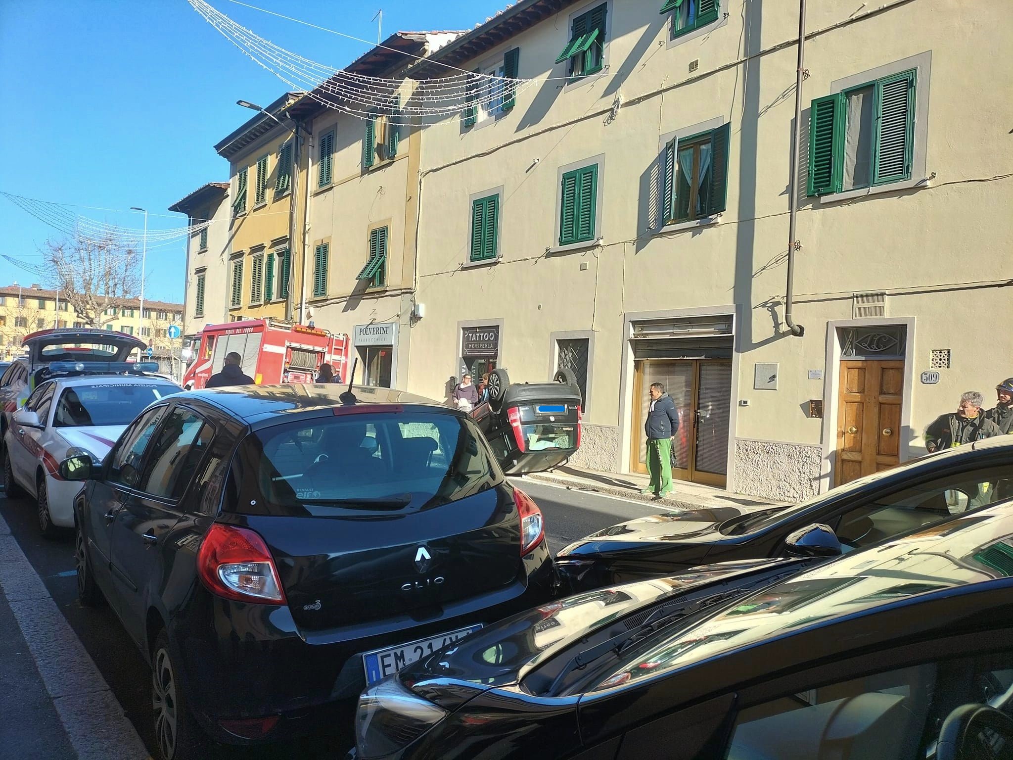 Incidente al Galluzzo, coinvolti due mezzi: un'auto ribaltata